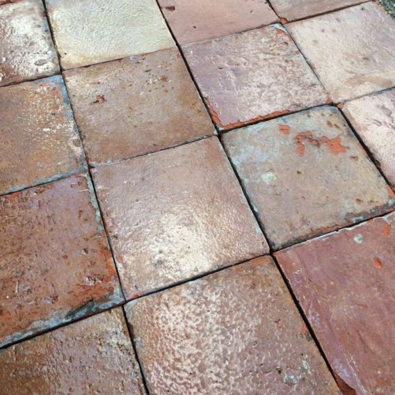 Checkerboard floor of antique terracotta and braised tiles - Piet Jonker