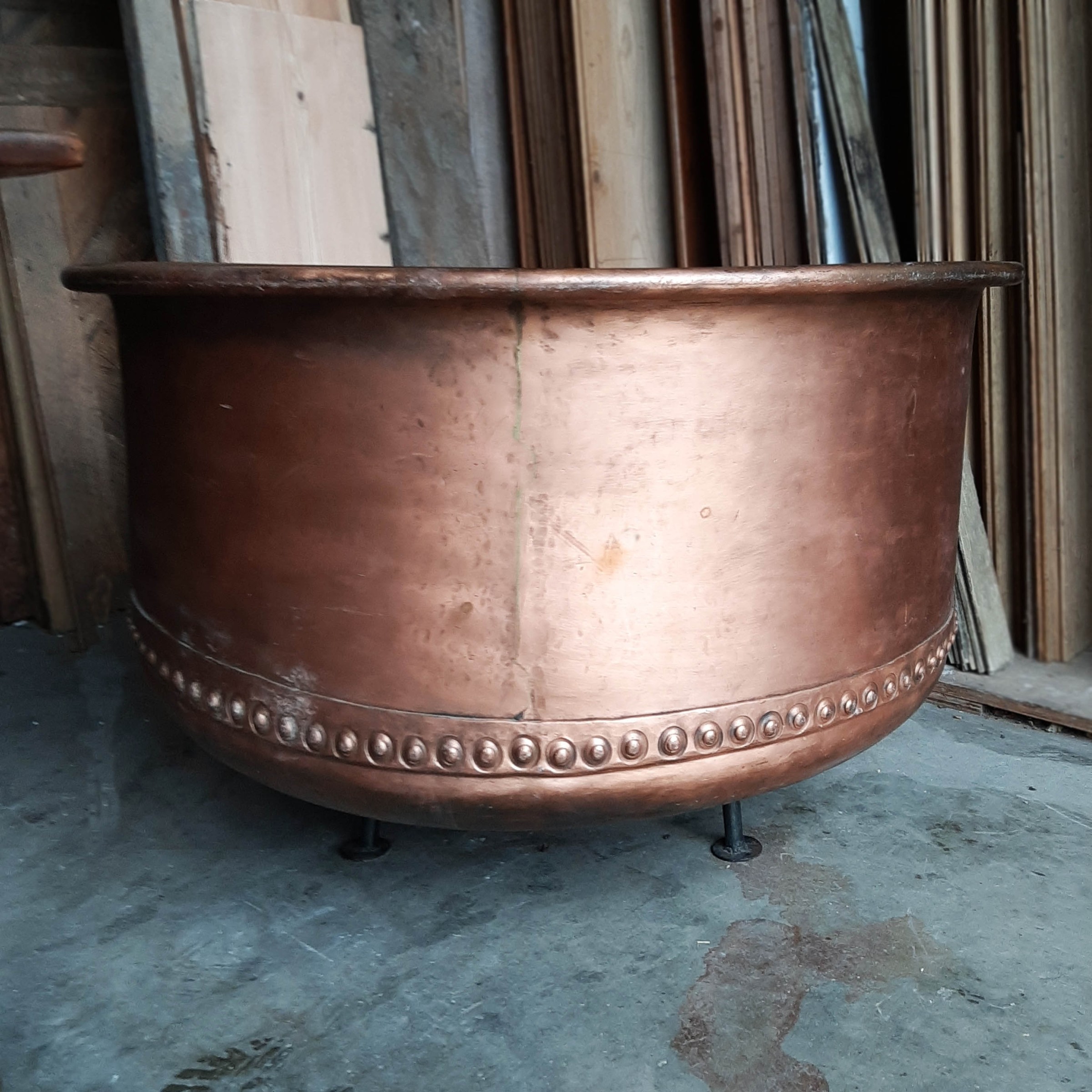 Large round copper kettle as a planter - Piet Jonker