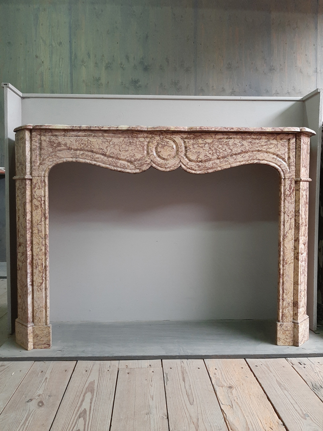 French marble fireplace in peach tones - Pompadour style - Piet Jonker