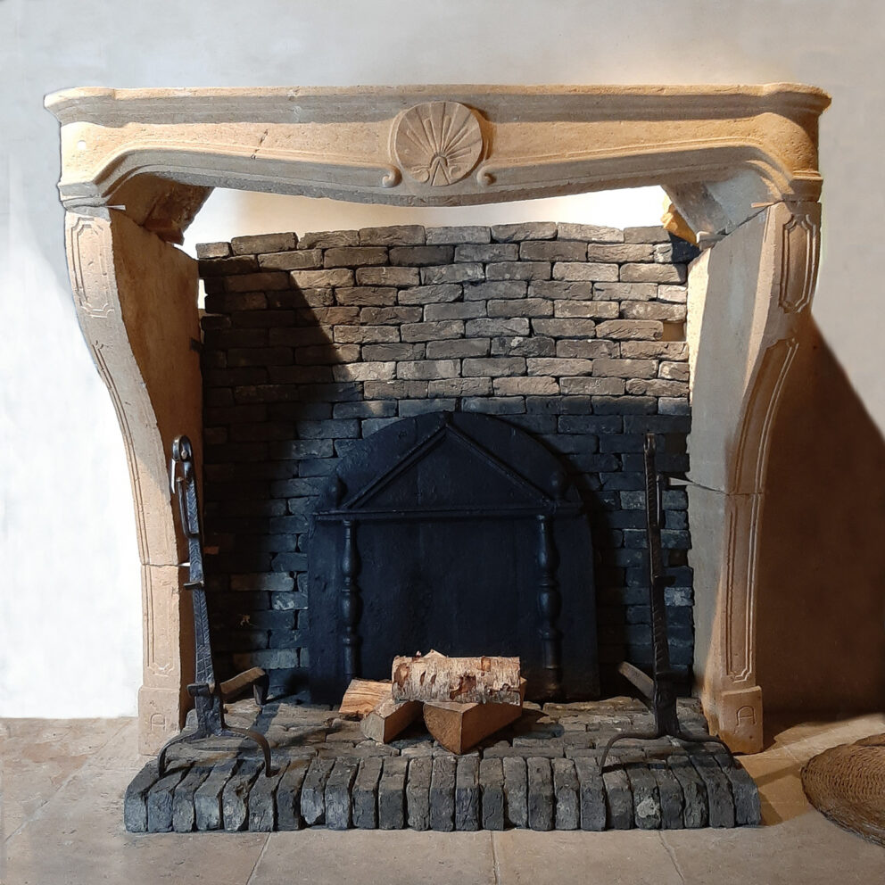 Grey limestone kitchen mantelpiece - Piet Jonker