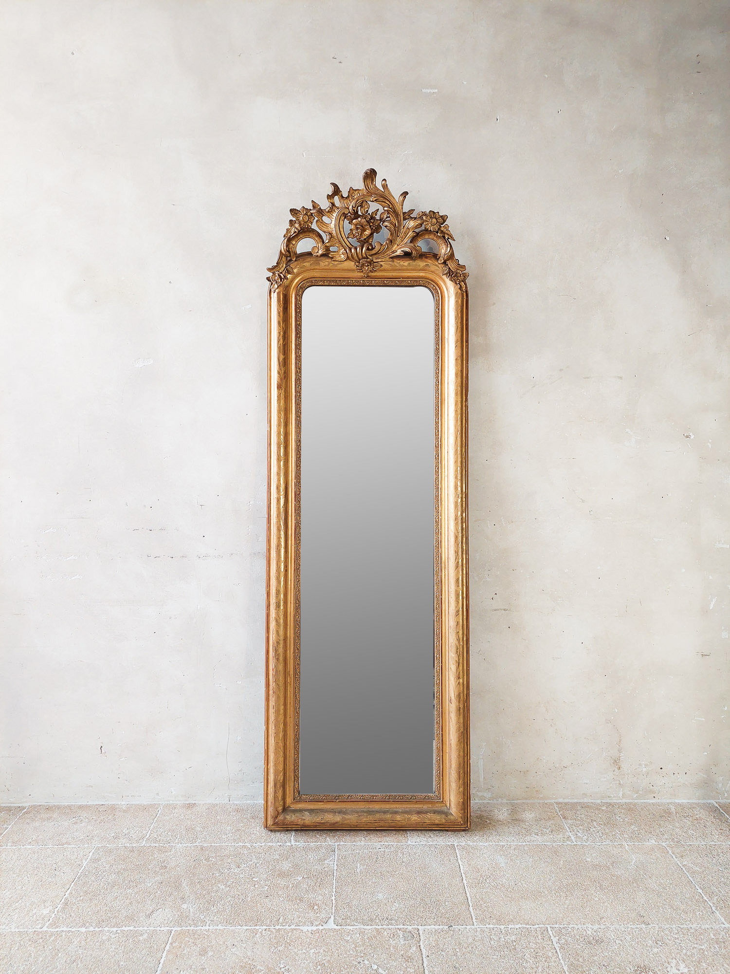 Narrow antique gilt mirror with crest - Piet Jonker