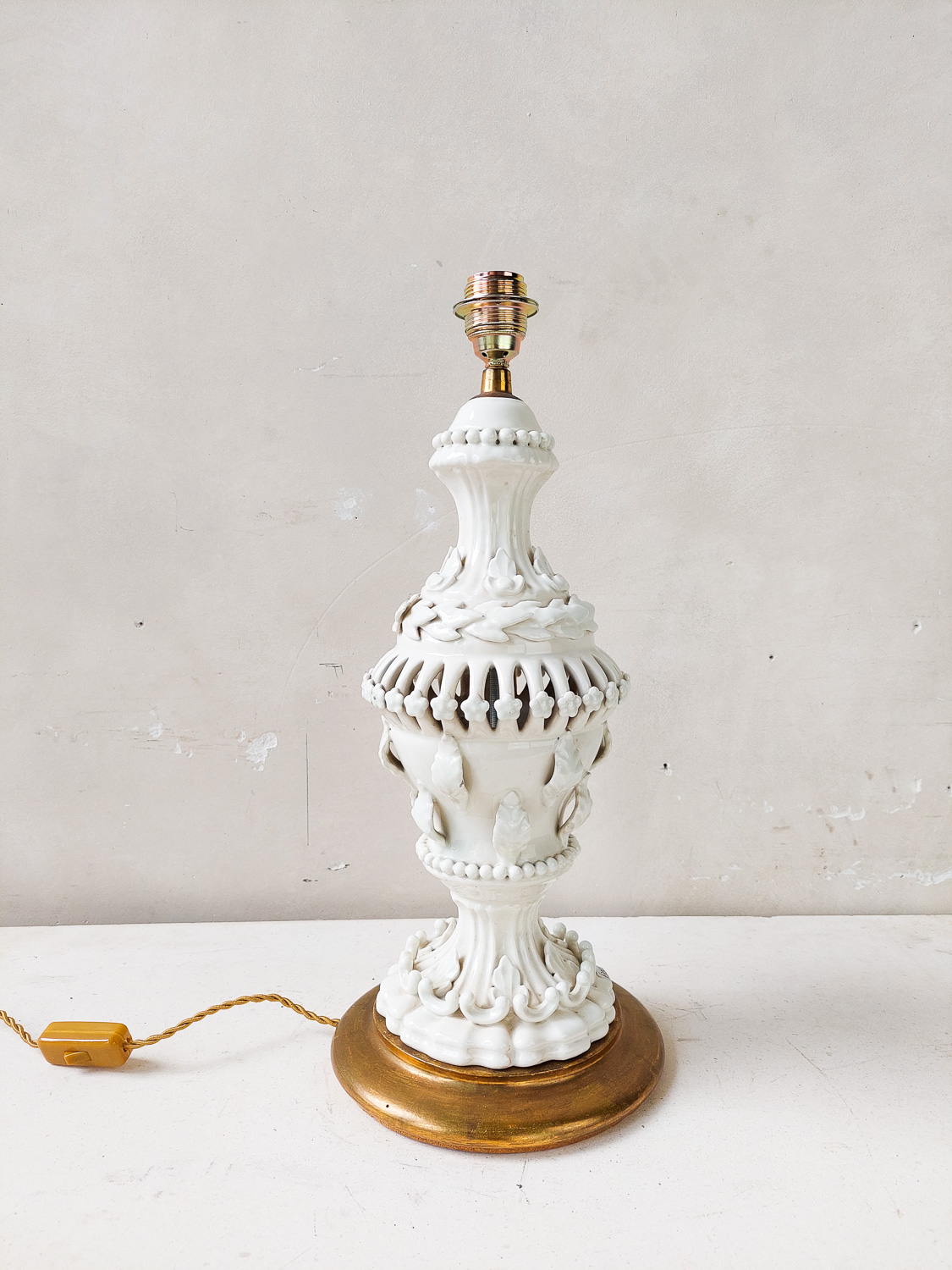 Mid-century white ceramic table lamp by Manises - Piet Jonker