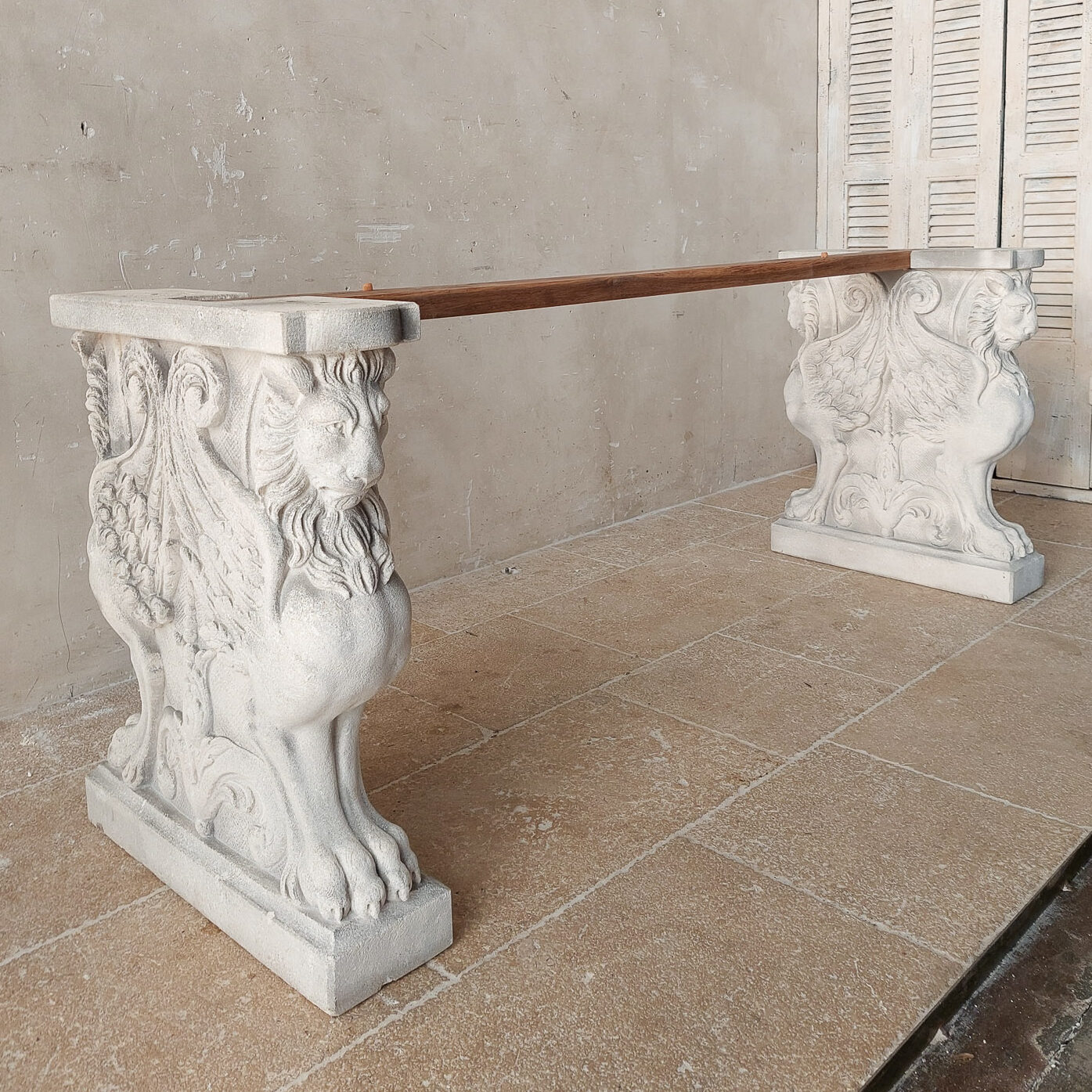 Classic stone table base in the shape of lions - Piet Jonker