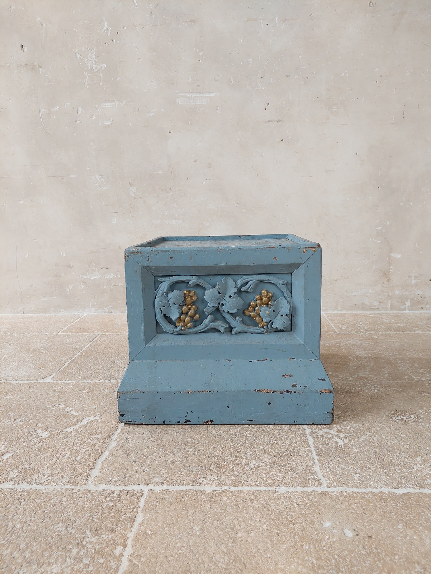 Antique wooden plinth with carved grapevine decorations - Piet Jonker