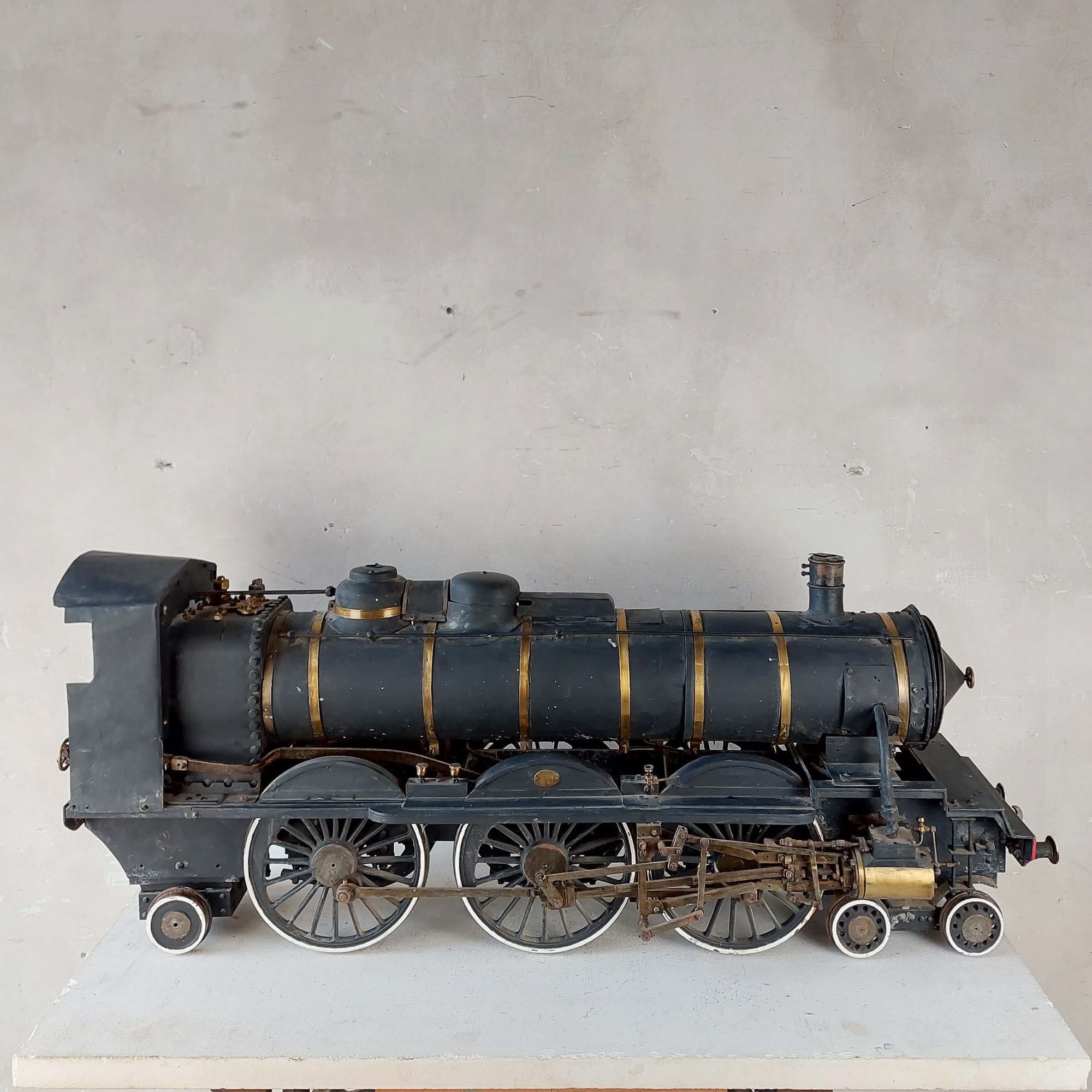 Extra large old scale model of a steam locomotive - Piet Jonker