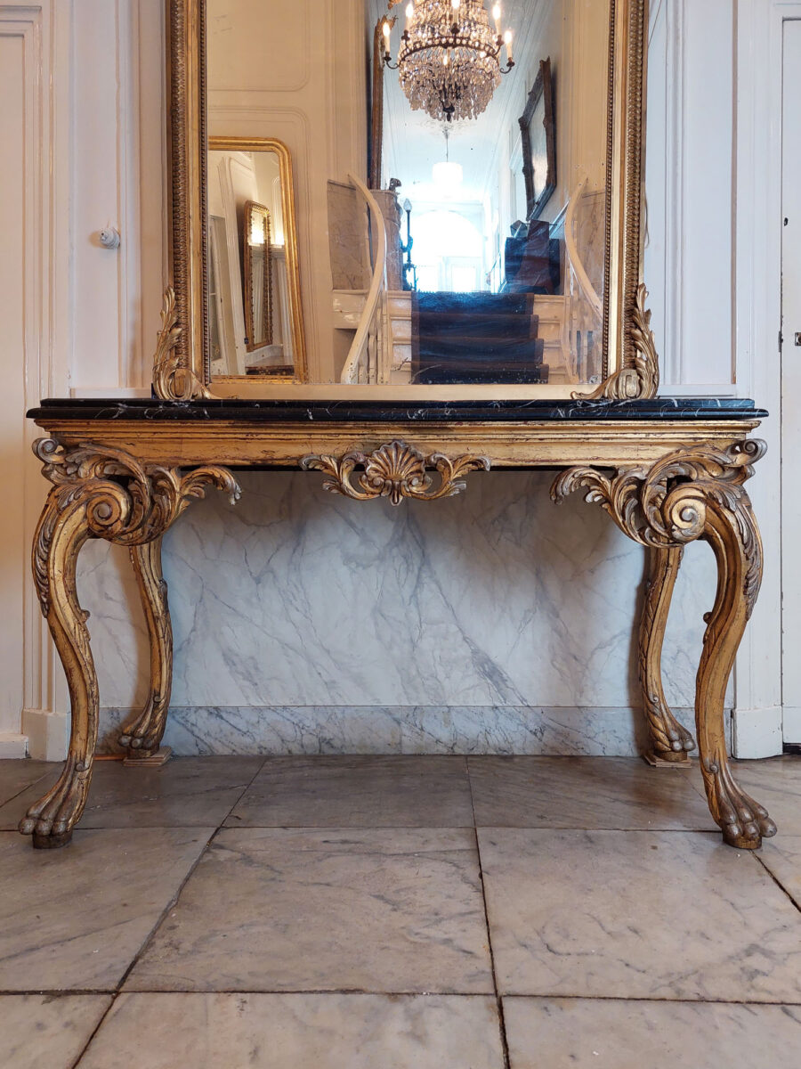 Rich console table with gold patina and thick black marble top - Piet ...