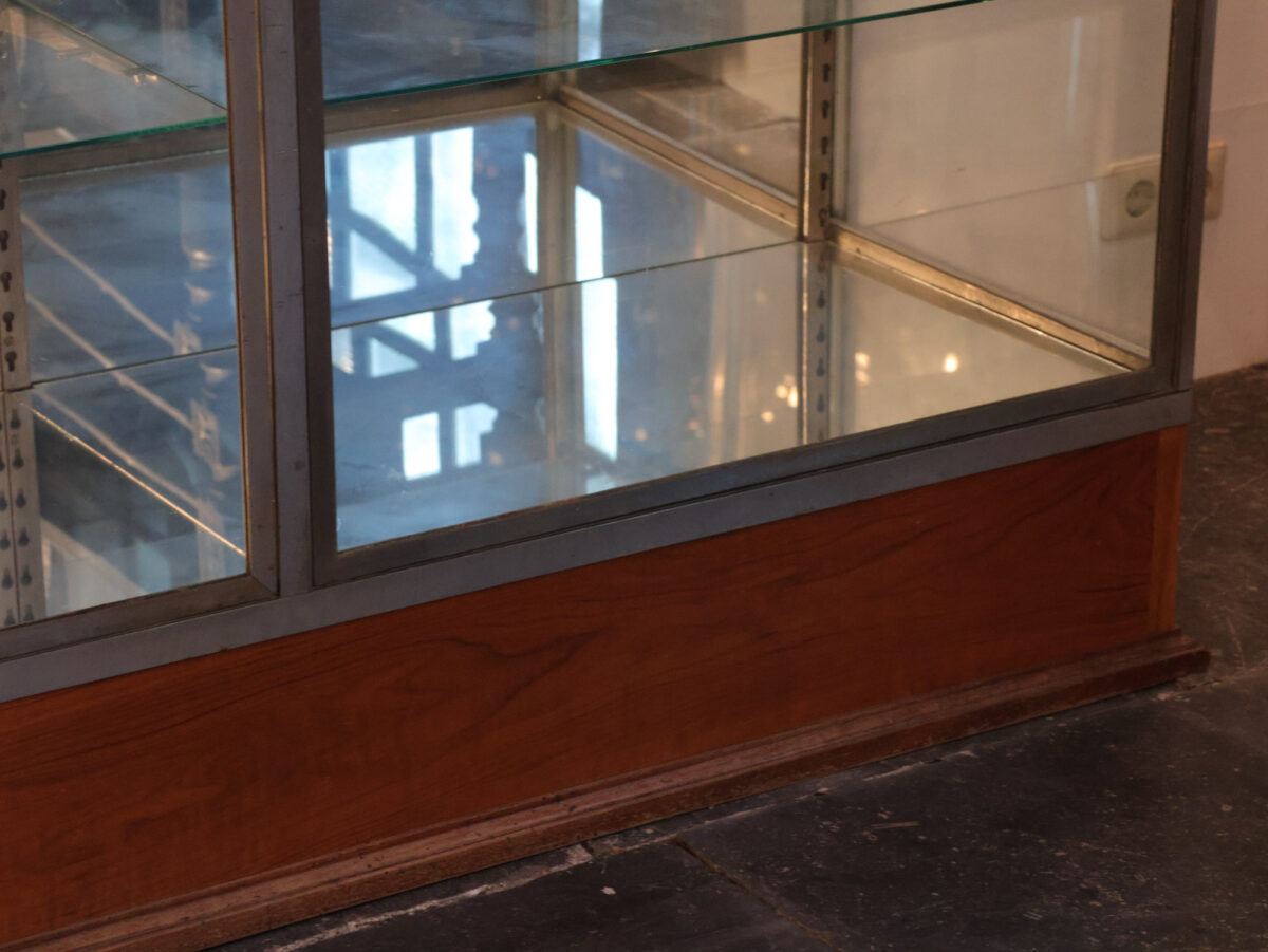 Industrial shop display cabinet - Piet Jonker